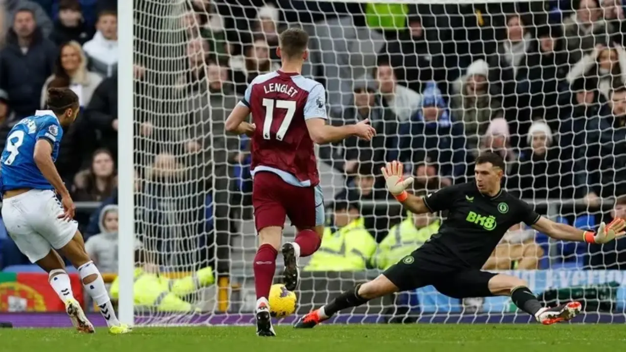 Las atajadas del Dibu Martínez, otra vez figura en el Aston Villa | De la Tribuna TV