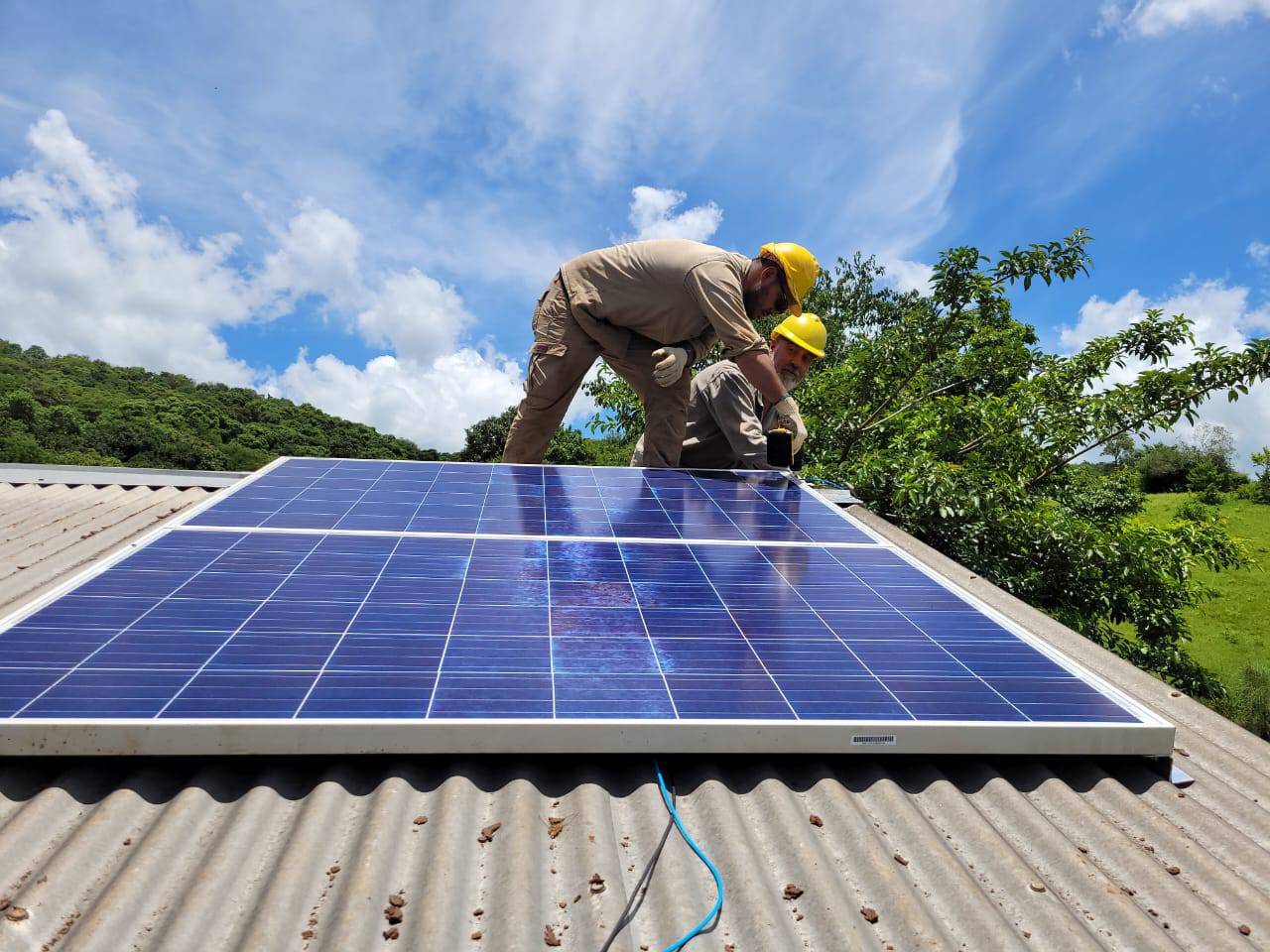 Conectan paneles solares en cinco chacras internadas en pleno monte ...